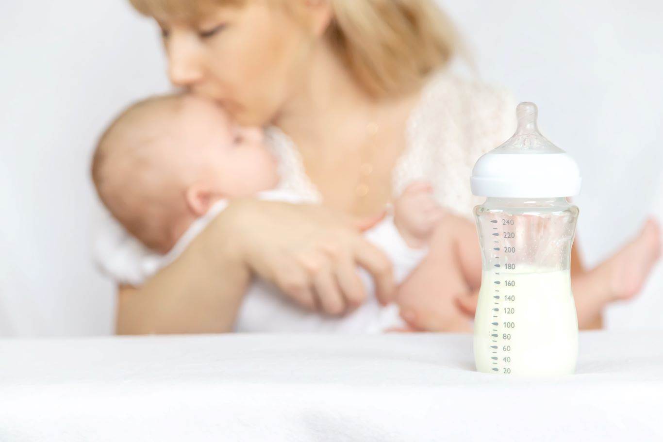 Laptele matern vs. formula - ce recomanda specialistii